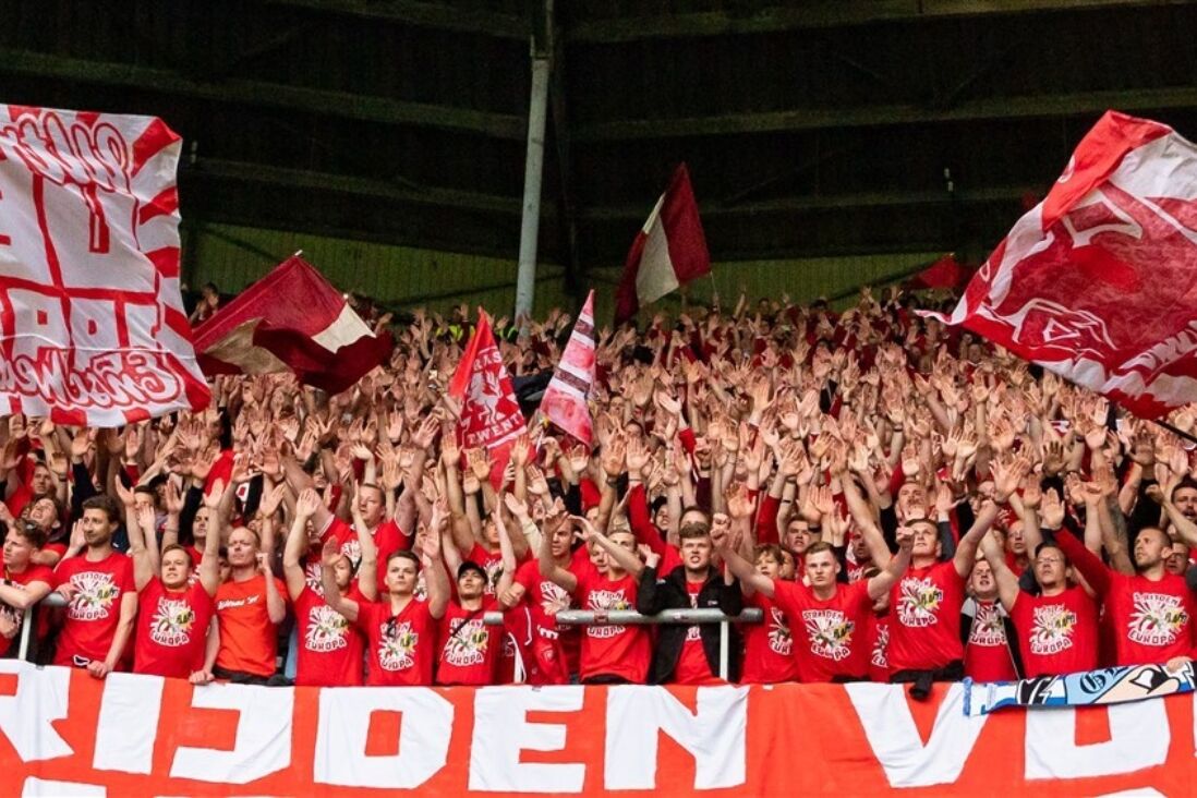 Foto's: FC Twente-fans maken indruk en worden nat in… | Twentefans.nl