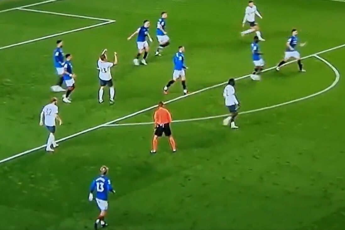 VIDEO | Bakayoko ontneemt Veerman gigantische scoringskans… | PSVFans