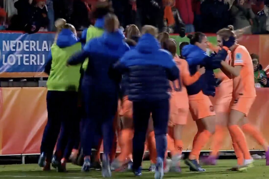 VIDEO | ZIEN! OranjeLeeuwinnen worden gek na… | Vrouwenvoetbalnieuws