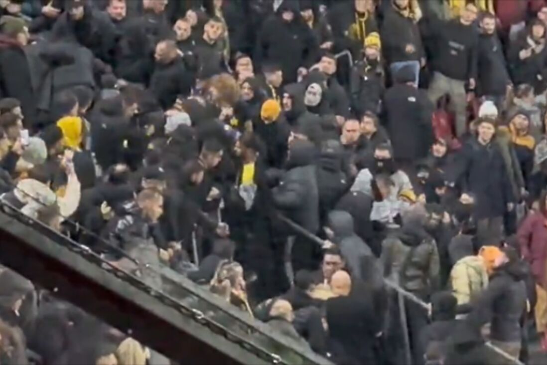 VIDEO | AEK-fans mishandelen stewards in Johan Cruijff… | KantinePraat