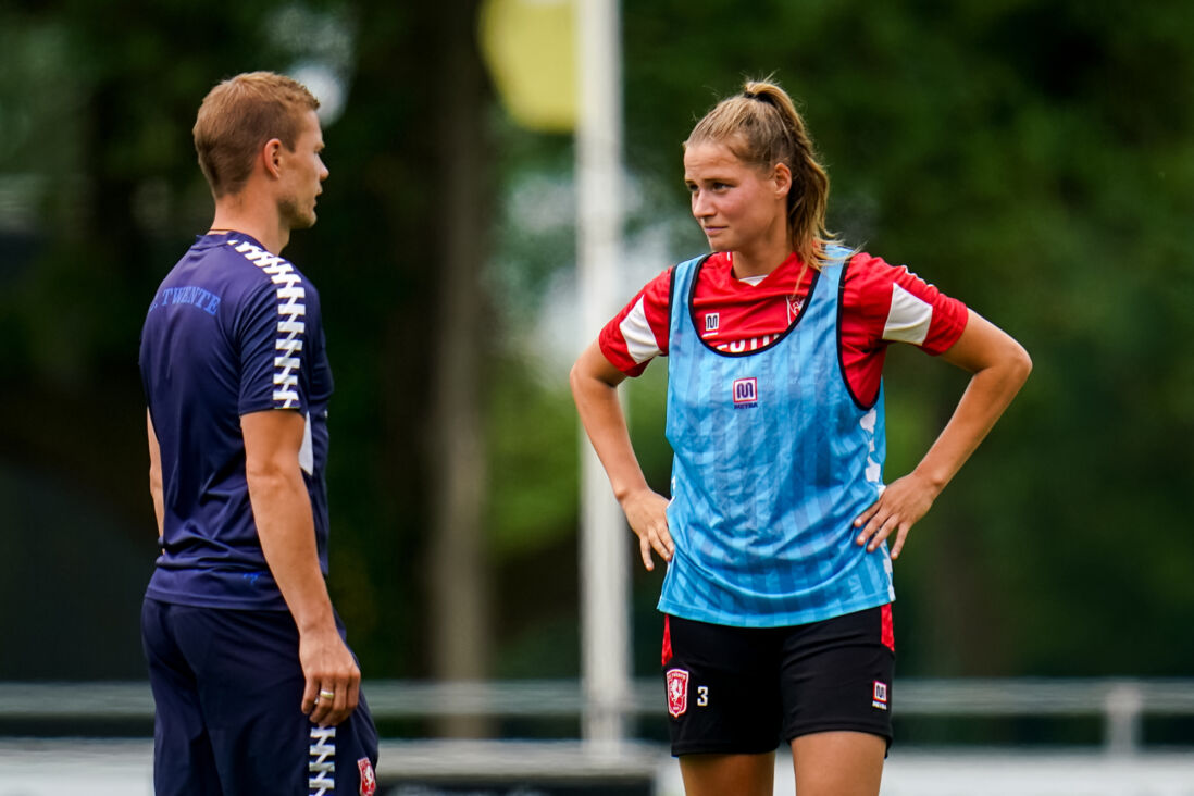 Pot vol lof over verdedigster: "Ze heeft een… | Vrouwenvoetbalnieuws