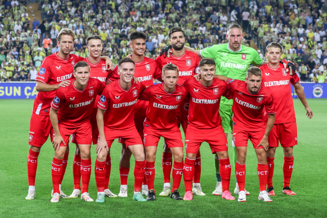 "De gemaakte selectiefoto van FC Twente is nu al… | Twentefans.nl