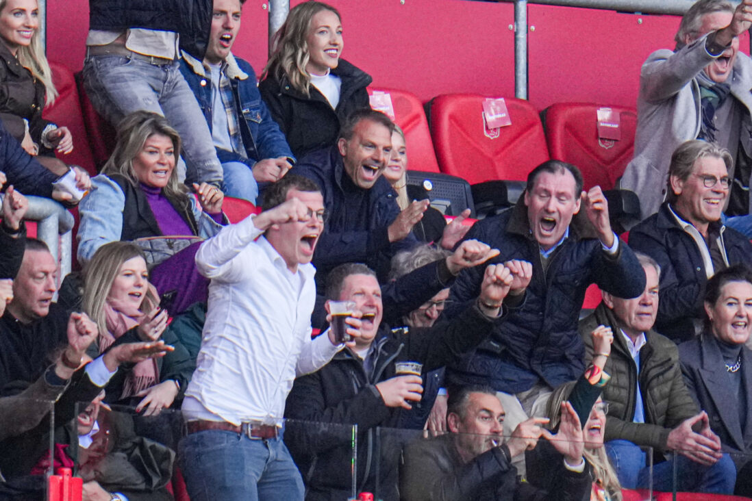 FOTO | Maurice Steijn juicht op tribune bij FC Twente… | Twentefans.nl