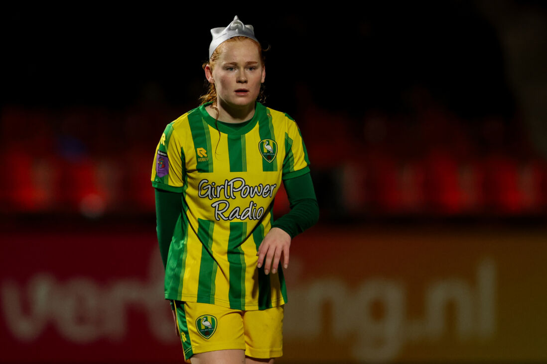 Lobke Loonen lacht om bijzondere look… | Vrouwenvoetbalnieuws