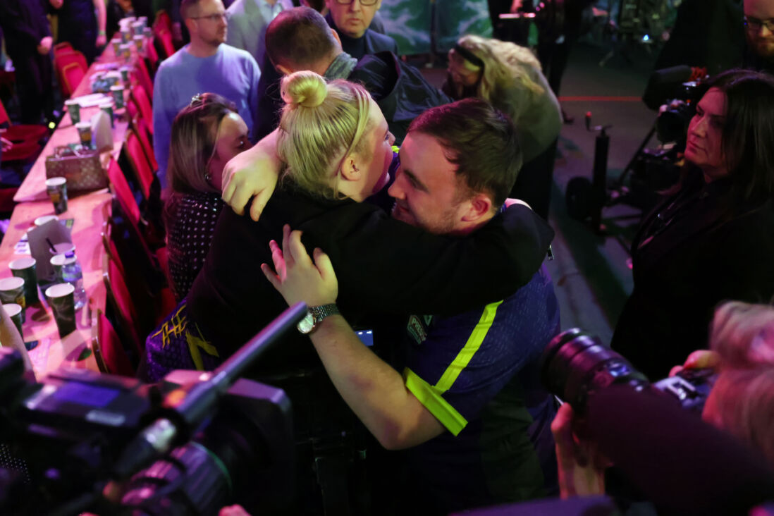 Vriendin van Luke Littler (16) krijgt kritiek:… | KantinePraat