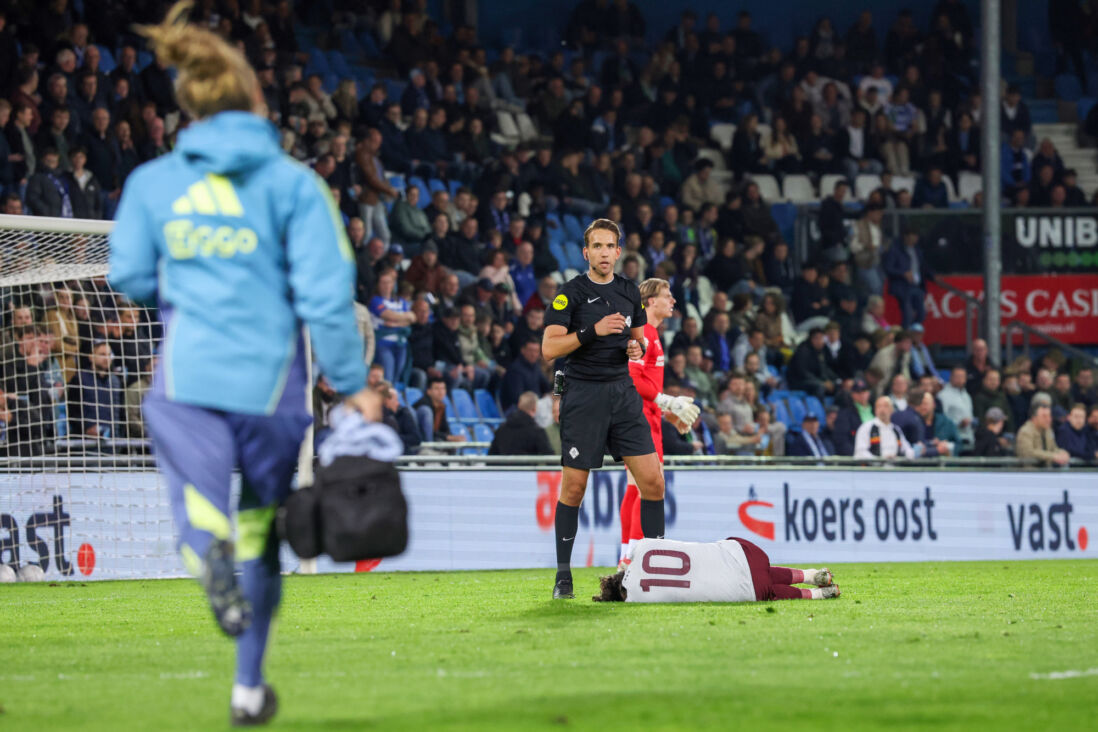 VIDEO | Rayane Bounida krijgt trap op hoofd in… | Ajax1