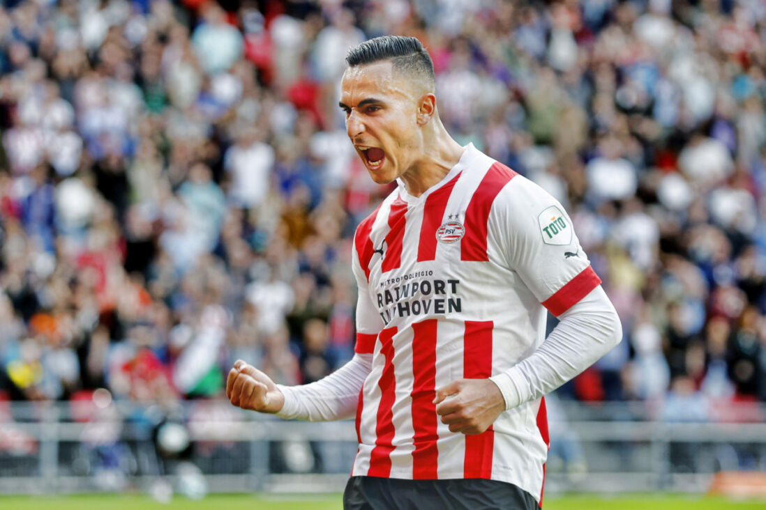 El Ghazi lacht: "Grealish kwam met een creatie, dat kon… | PSVFans