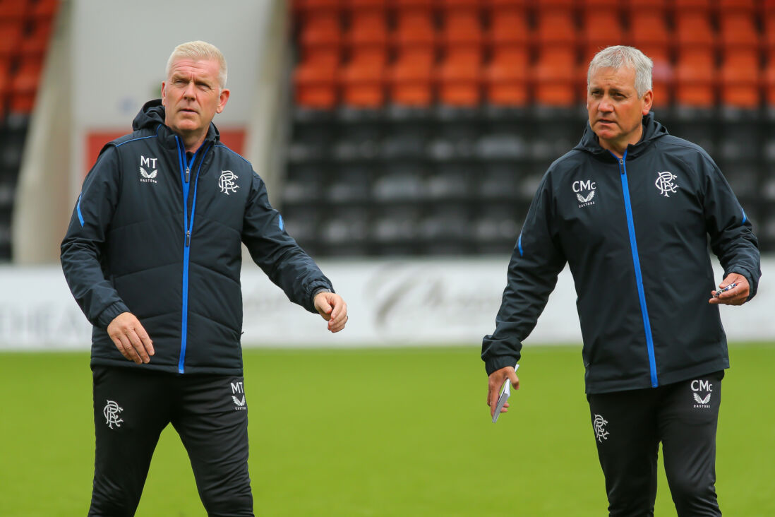 VIDEO | Rangers-assistent geeft kopstoot na… | Vrouwenvoetbalnieuws