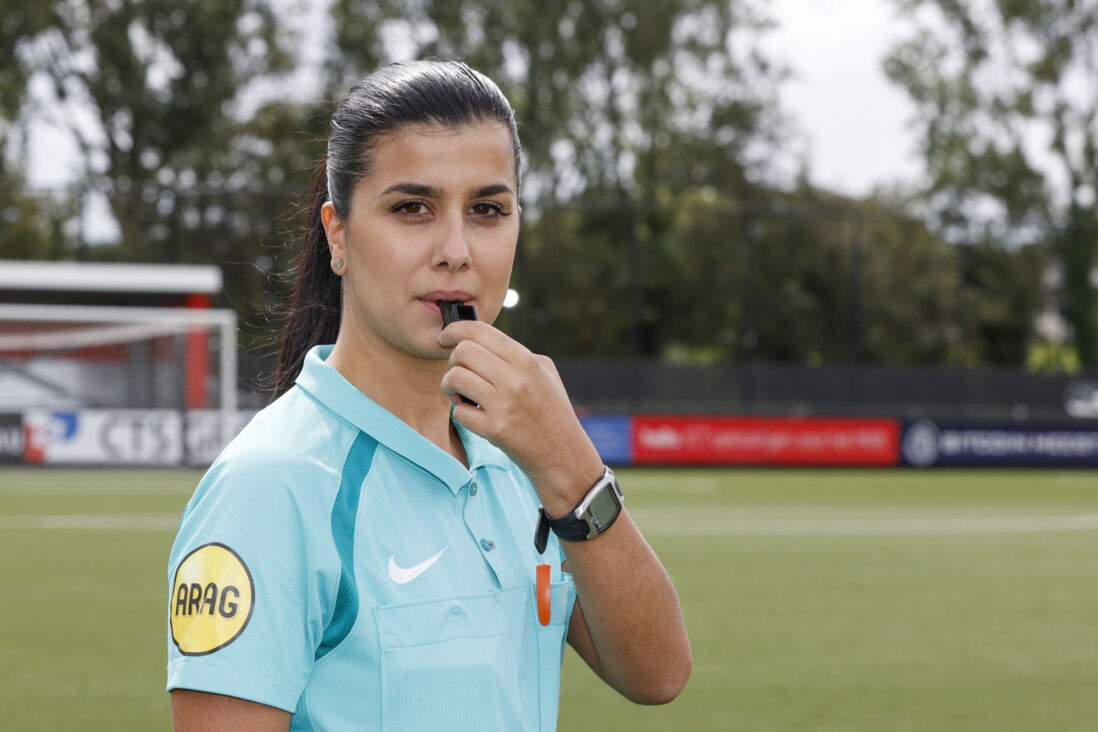 Özge Avci (26) fluit mannenvoetbal: "Iedereen… | Vrouwenvoetbalnieuws