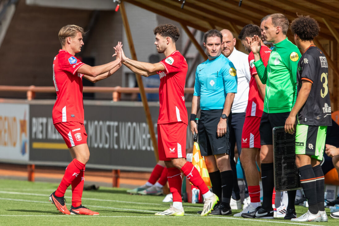 FC Twente-spelers drinken bier na zege: "Poar neem'n… | Twentefans.nl