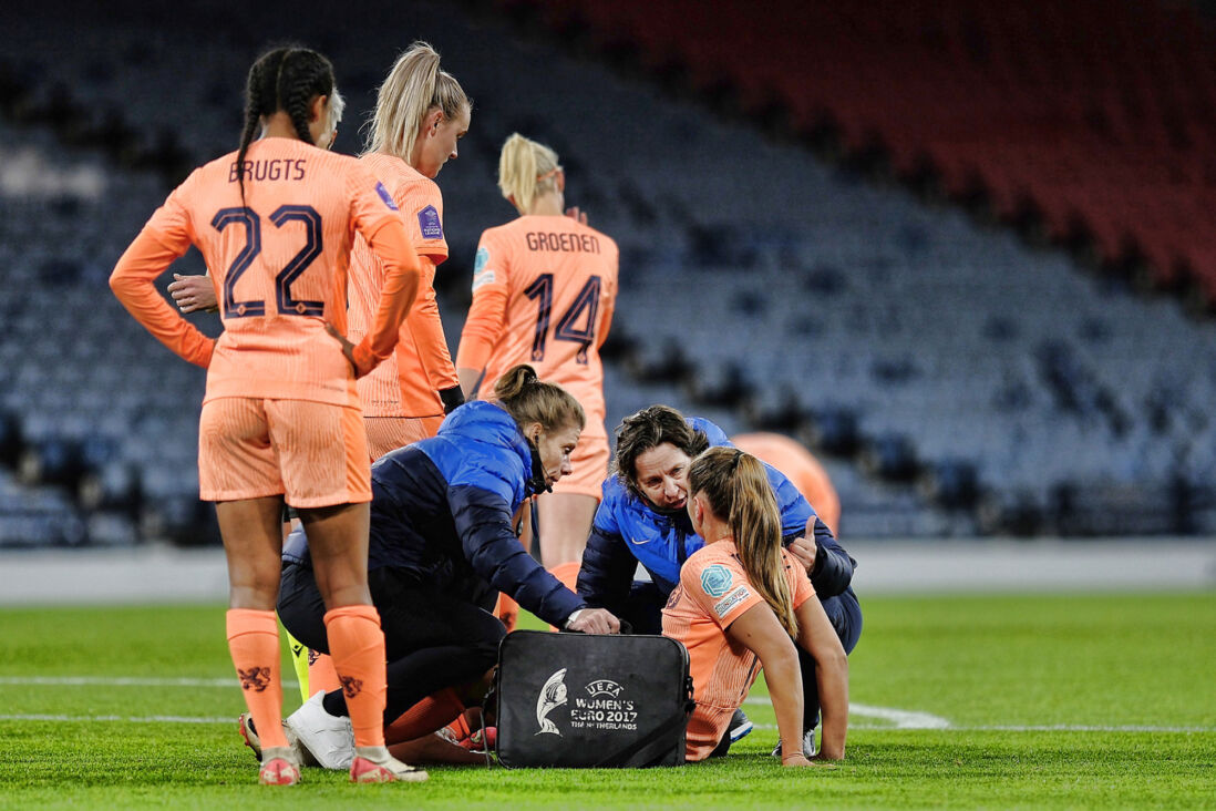 Martens loopt spierblessure op na stevige… | Vrouwenvoetbalnieuws