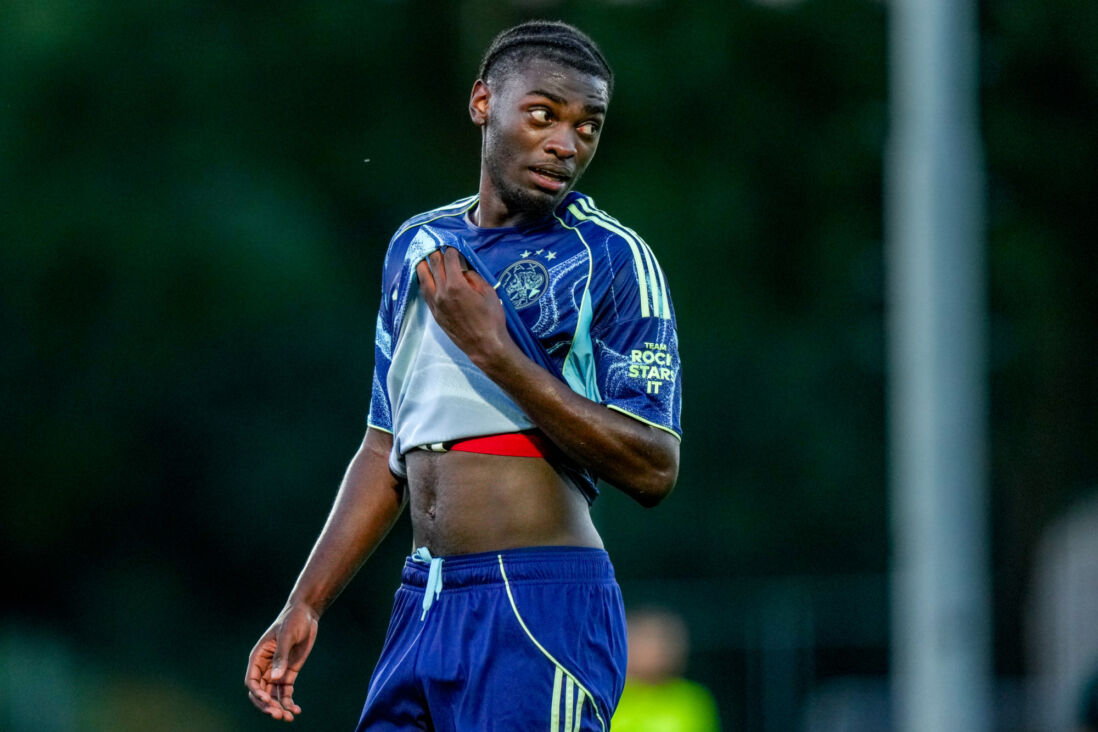 'Jorthy Mokio wil heel snel miljonair worden': "Dan durf je… | Ajax1