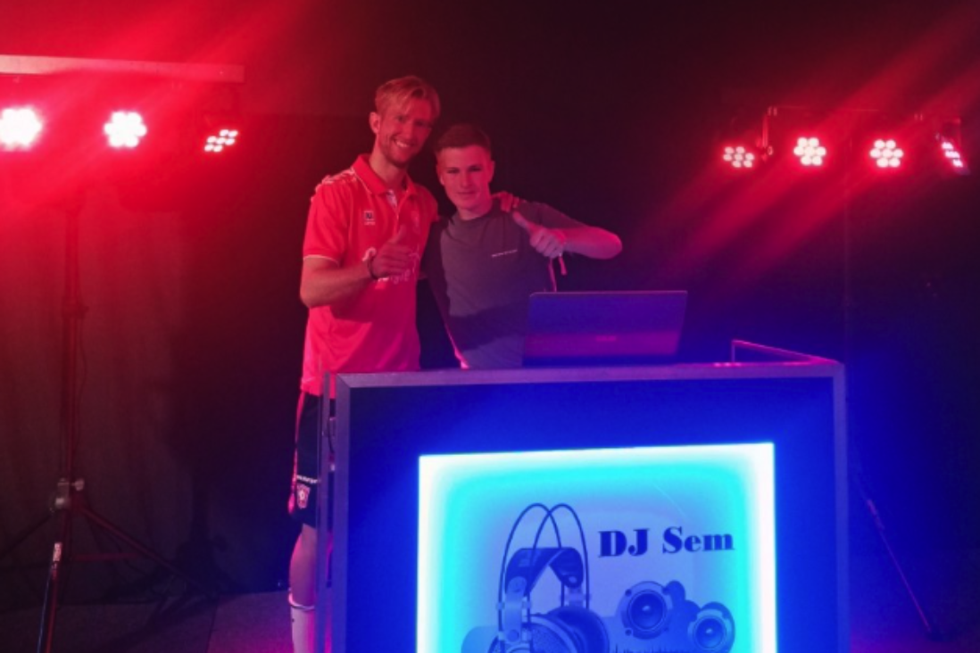 DJ Sem (16) vermaakt FC Twente-fans: "Ik ben zelf ook… | Twentefans.nl
