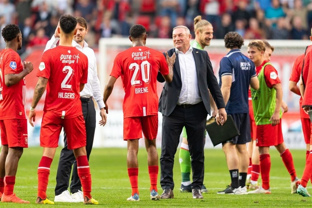 Joshua Brenet glimlacht: "Hij is een oom of opa in… | Voetbalnieuws