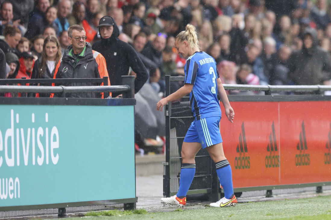 Van der Gragt twee duels aan de kant na rode… | Vrouwenvoetbalnieuws