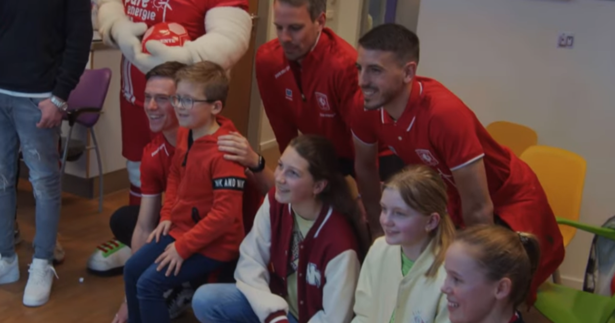 Spelers FC Twente bezoeken kinderafdeling MST:… | Twentefans.nl