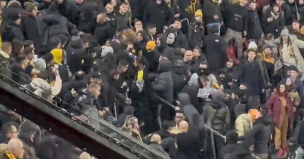 VIDEO | AEK-fans mishandelen stewards in Johan… | Voetbalnieuws