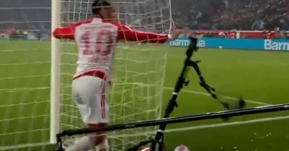 VIDEO | Sané flipt na tegendoelpunt en sloopt camera… | KantinePraat