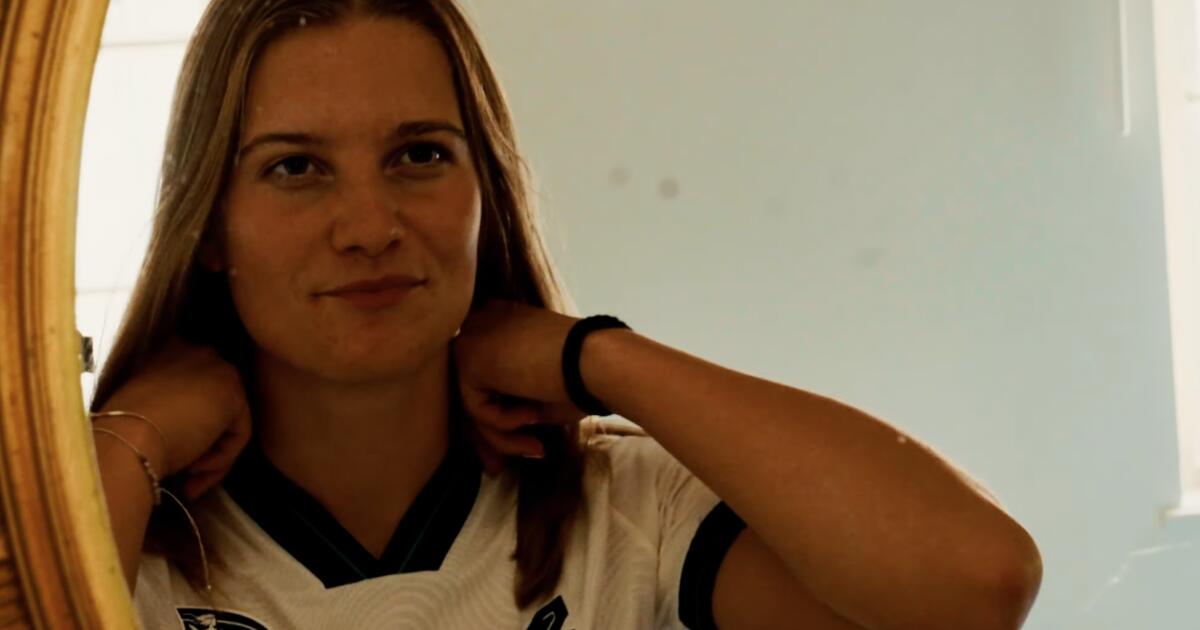 VIDEO | Prins toont nieuw uitshirt Fortuna:… | Vrouwenvoetbalnieuws