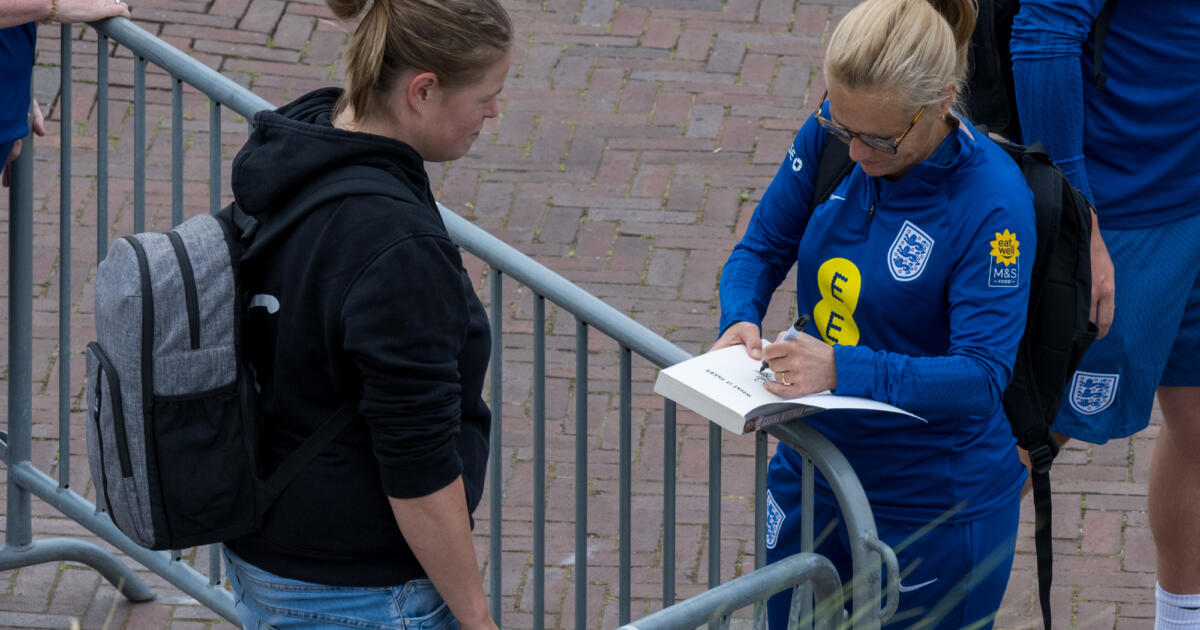 Wiegman enthousiast over open training:… | Vrouwenvoetbalnieuws
