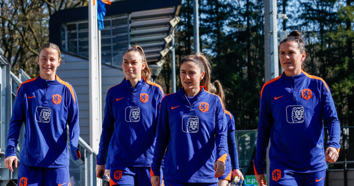 FOTO'S | Leeuwinnen arriveren in Zeist voor… | Vrouwenvoetbalnieuws