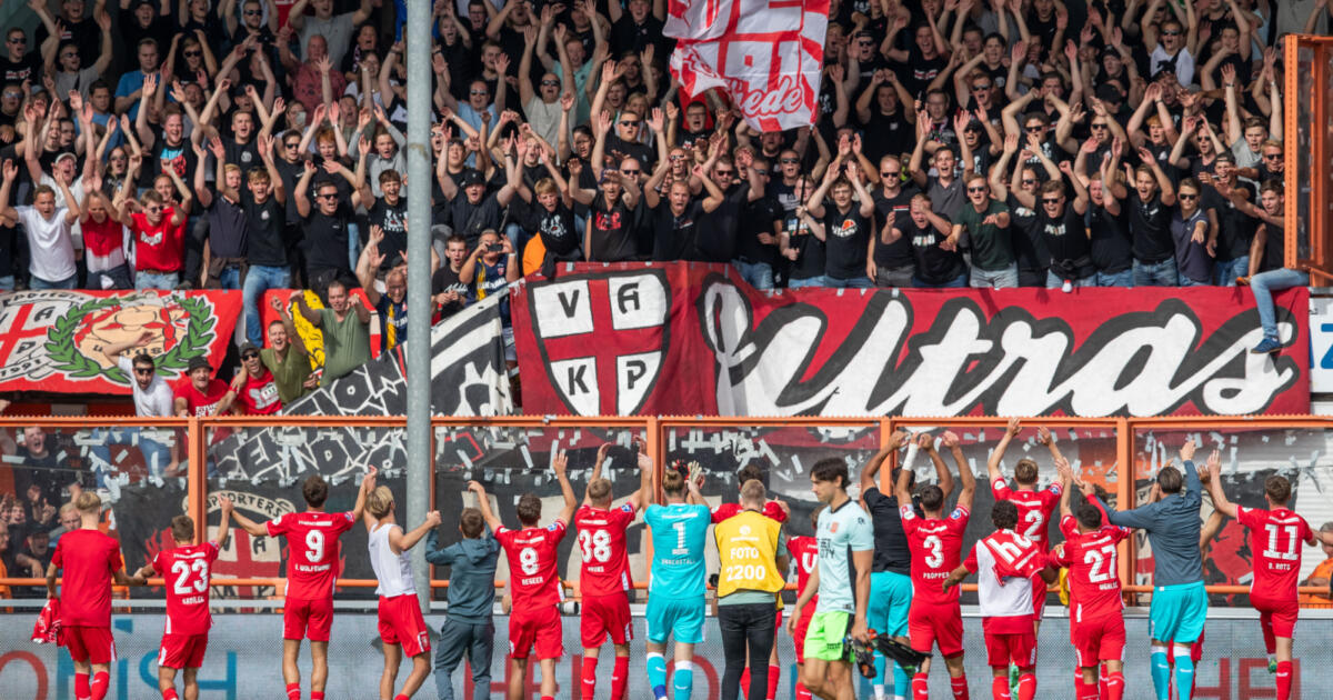 BEELDEN | FC Twente-supporters vieren de overwinning… | Twentefans.nl