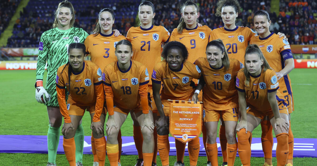 FOTO'S | OranjeLeeuwinnen melden zich voor… | Vrouwenvoetbalnieuws