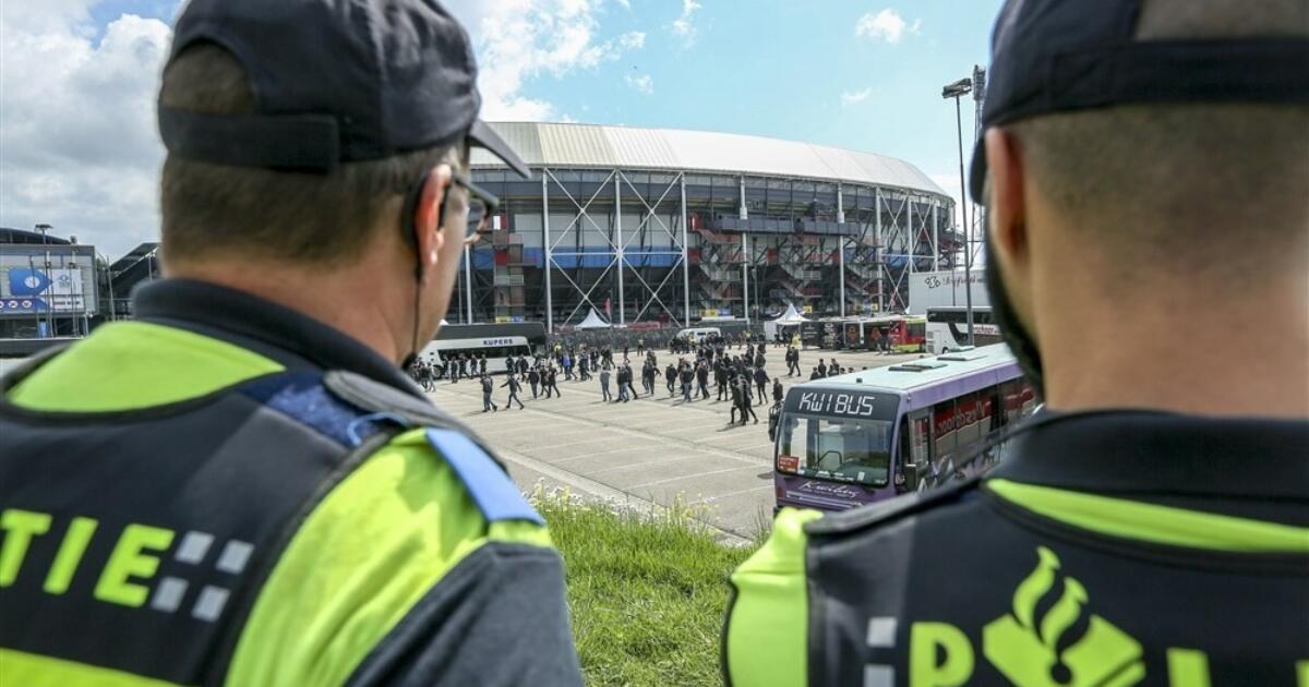 'Feyenoord-hooligans raken in gevecht met agenten bij… | KantinePraat