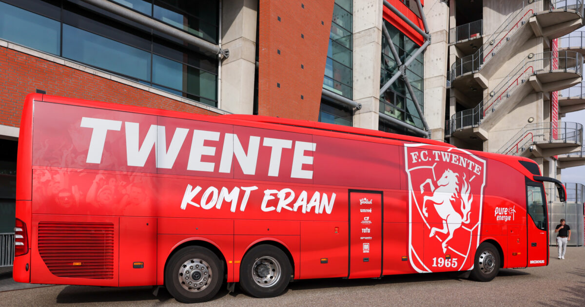 FOTO | Spelersbus FC Twente heeft nieuw uiterlijk:… | Twentefans.nl
