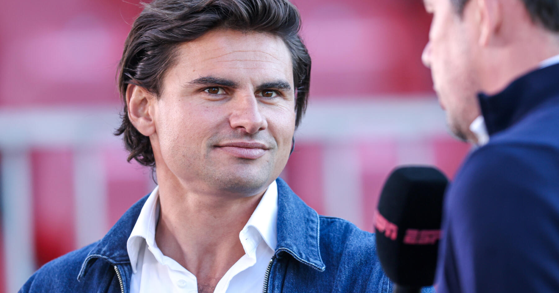 ESPN-presentator ging viraal op Dumpert door val bij… | Voetbalnieuws