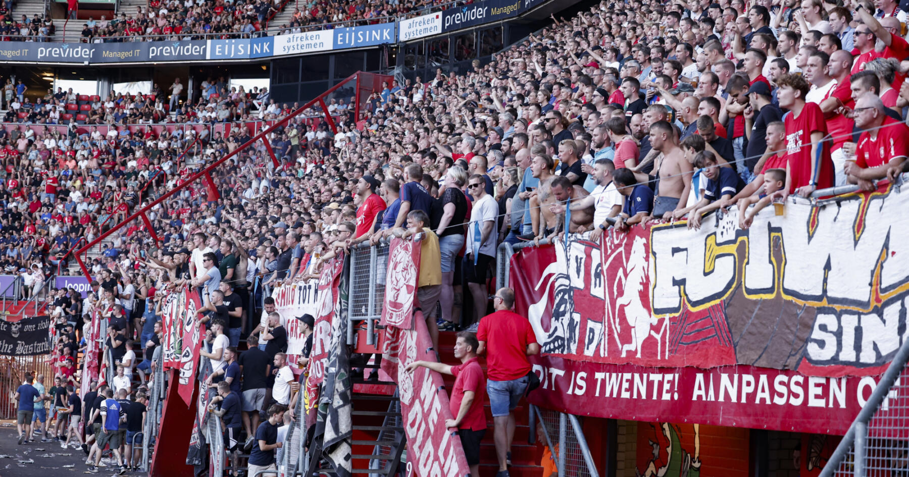 FC Twente-fan spot bodycams in De Grolsch Veste:… | Twentefans.nl