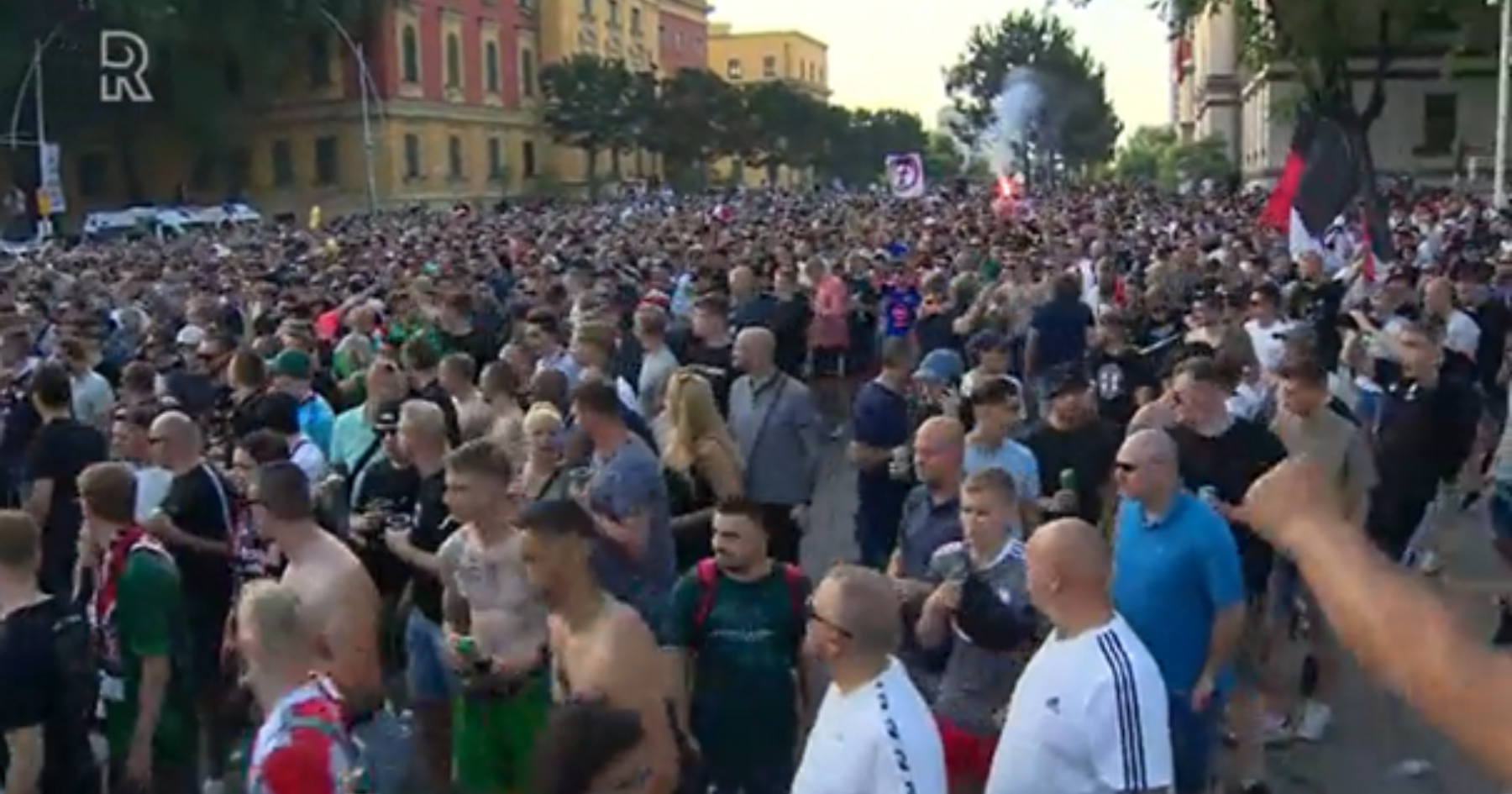 VIDEO | Rangers-fan KO geslagen door hooligans van… | Voetbalnieuws