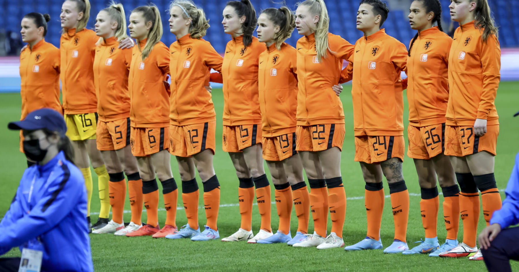 FOTO | OranjeLeeuwinnen krijgen bezoek van… | Vrouwenvoetbalnieuws