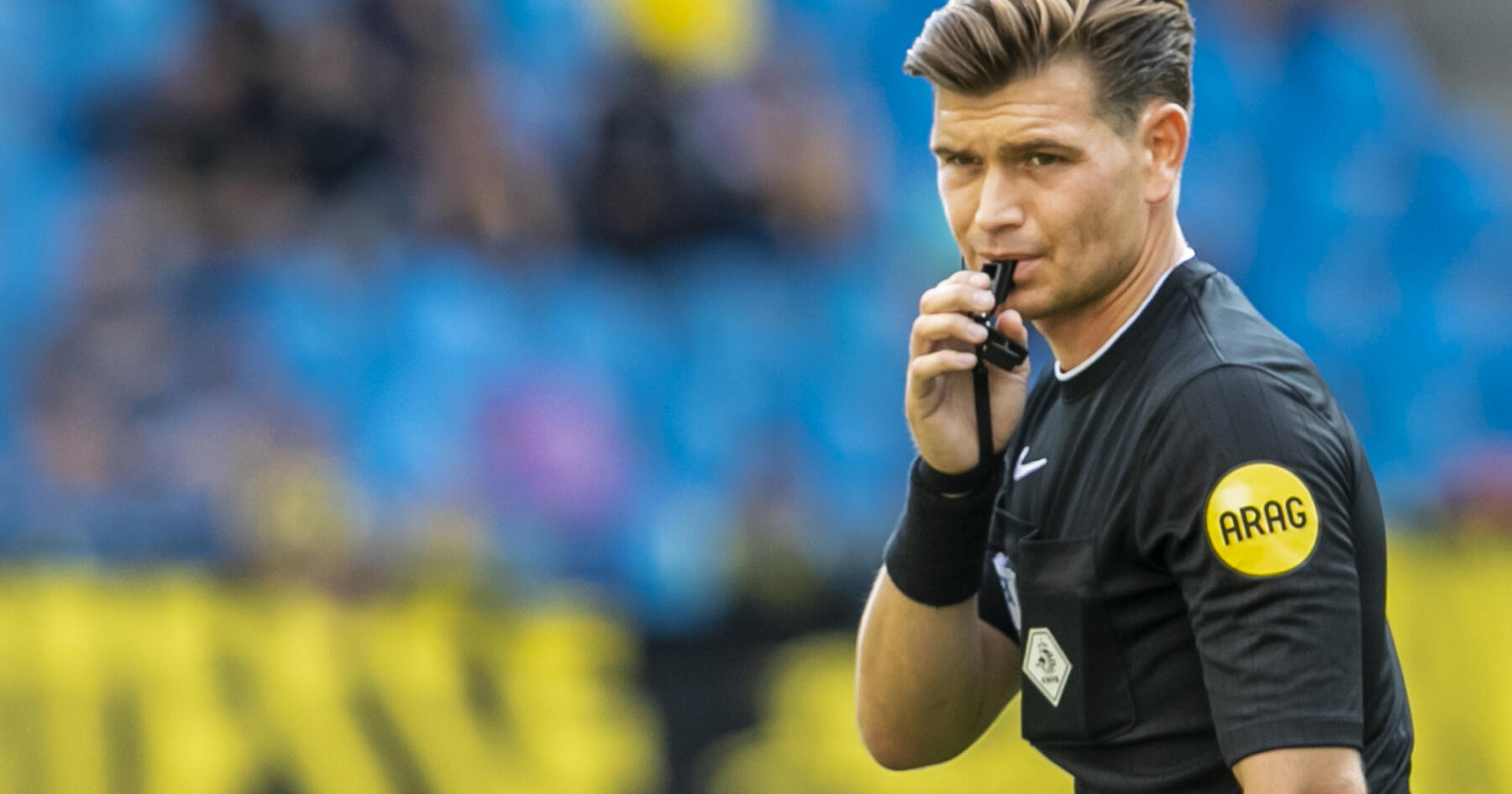 Scheidsrechter Joey Kooij fluit SC Heerenveen tegen… | FeanOnline