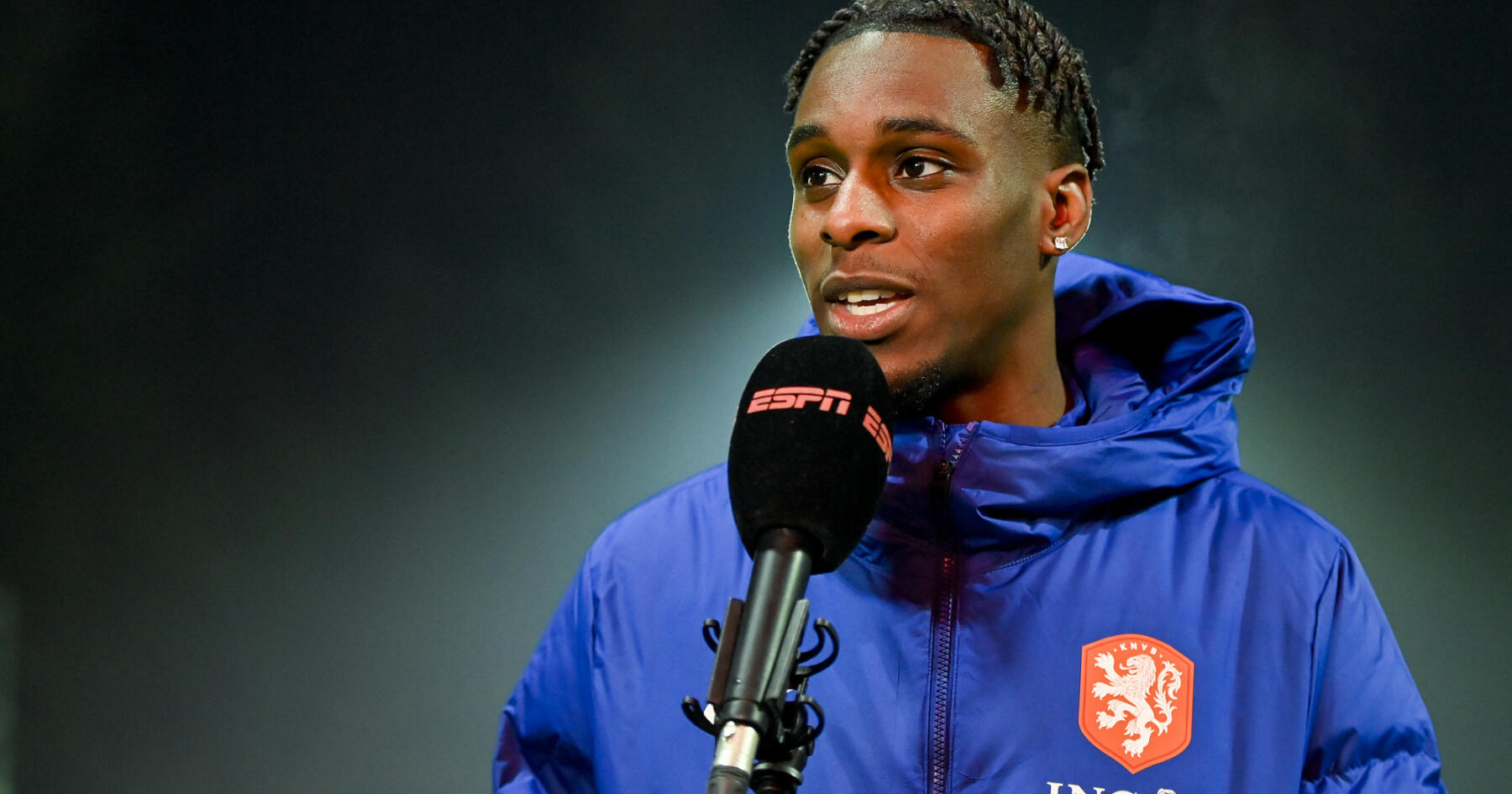 Frimpong spreekt geen Nederlands: "Dat kan ik niet… | Voetbalnieuws