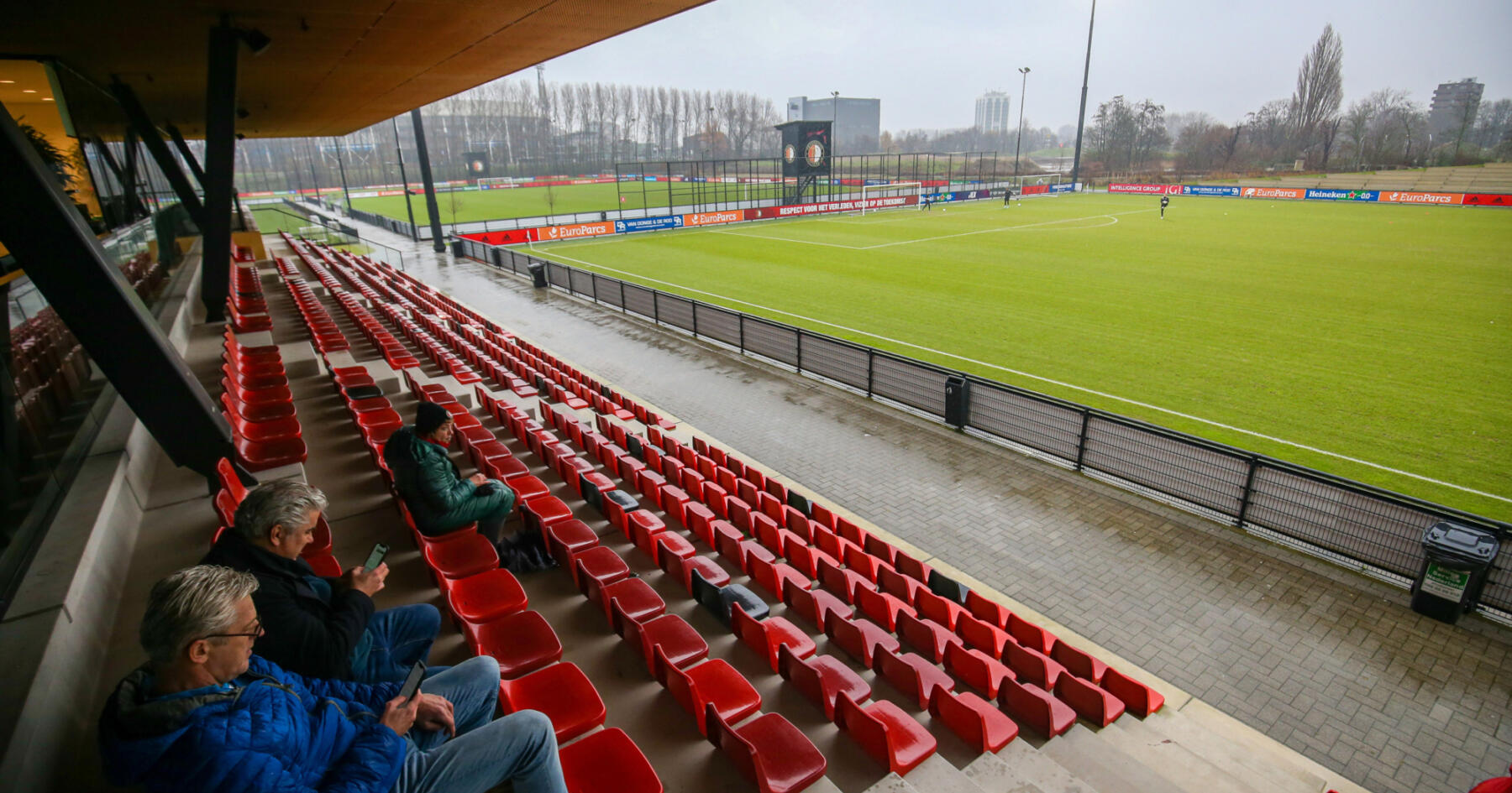 Academy-speler Sebbar tekent eerste contract bij… | FeyenoordPings Academy-speler Sebbar tekent eerste contract bij… | FeyenoordPings