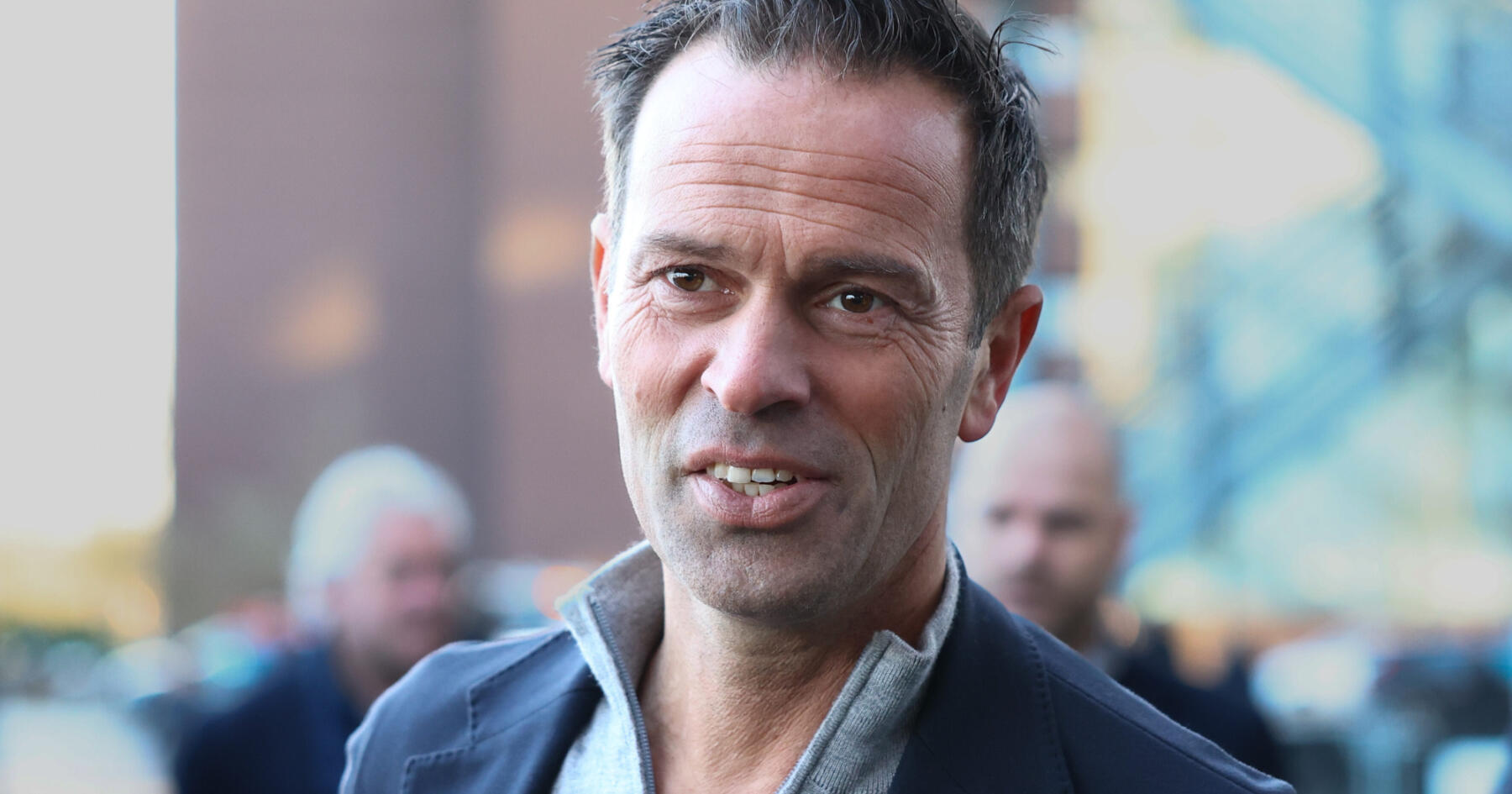 Hilariteit om auto Bas Nijhuis: "In Enschede is dat… | Twentefans.nl