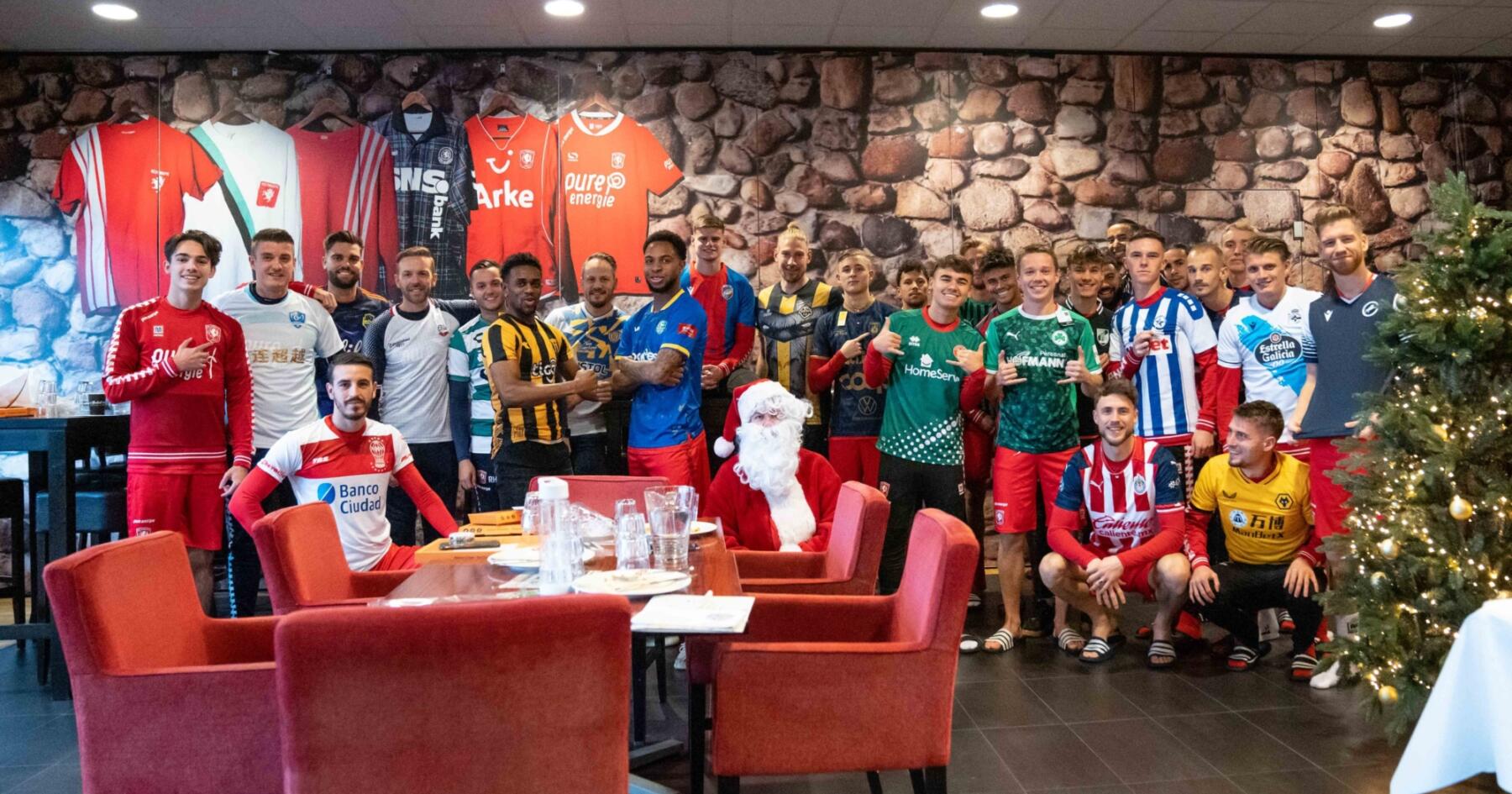 FOTO | FC Twente-spelers krijgen voetbalshirt als… | Twentefans.nl