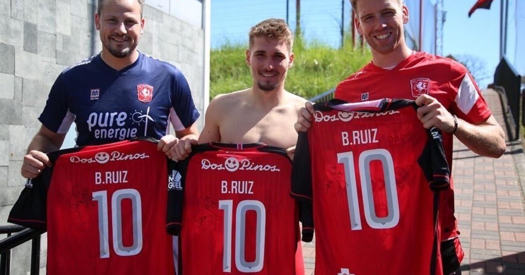 FOTO'S | Bryan Ruiz verrast FC Twente-spelers met… | Twentefans.nl