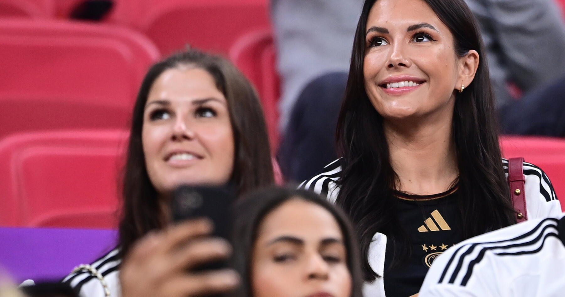 'Bundesliga-voetballer trouwt in geheim met… | Voetbalnieuws