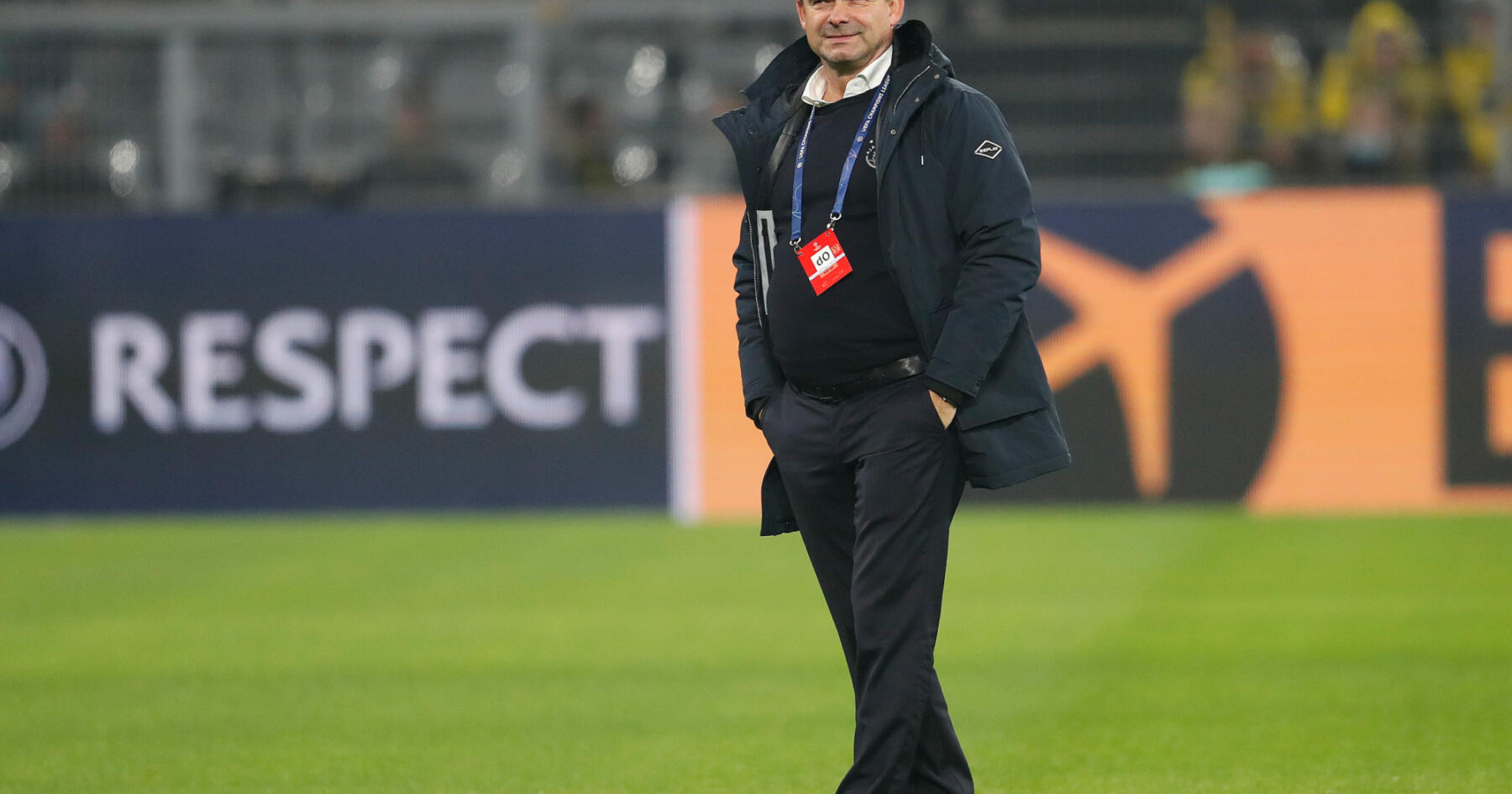 "Overmars voelde toen nog niet de behoefte om de knip… | Voetbalnieuws