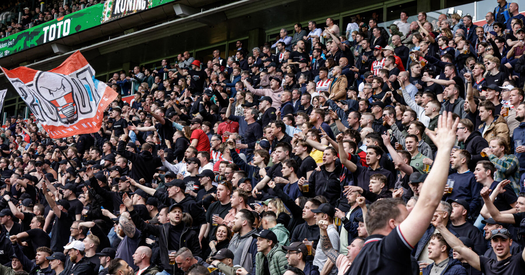 VIDEO | Lachen! 'Amsterdamse' PSV-fan: "Ging opeens normaal… | PSVFans