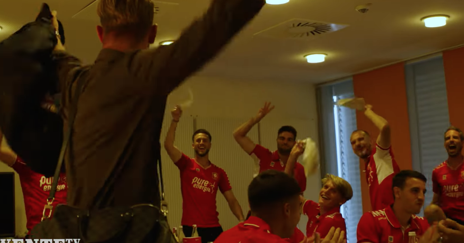 VIDEO | Vlap krijgt prachtig onthaal van teamgenoten… | Twentefans.nl