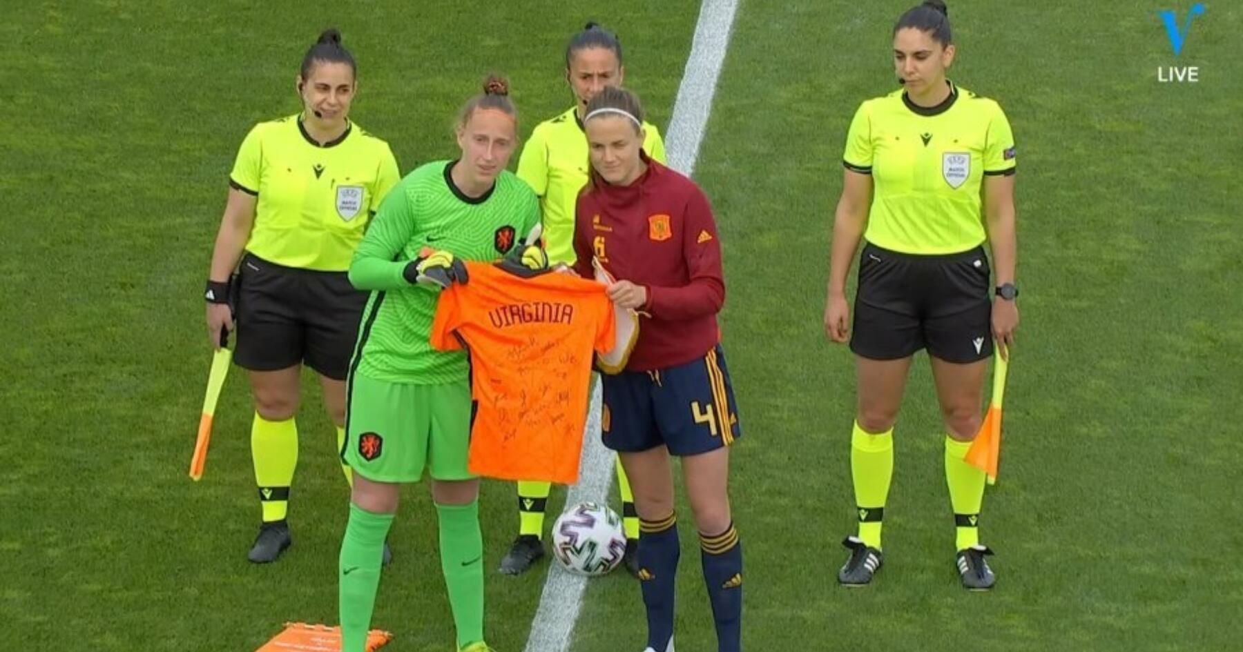 FOTO | Mooi! OranjeLeeuwinnen steken… | Vrouwenvoetbalnieuws