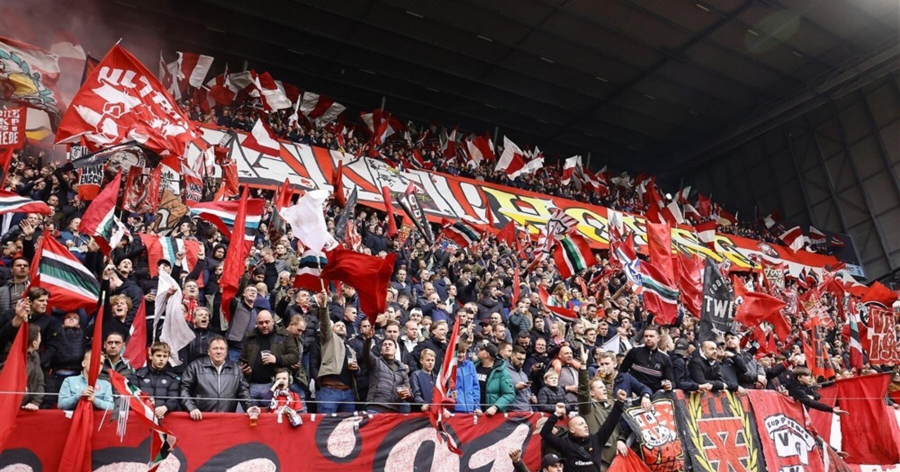 FOTO: FC Twente-fans met spandoek als protest tegen… | Twentefans.nl
