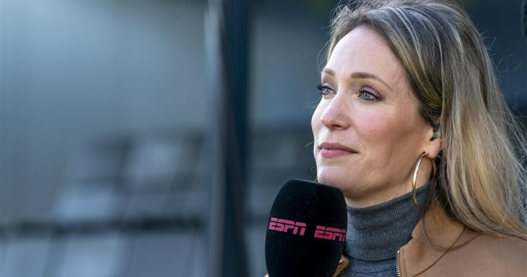 Hélène Hendriks: ''Ik ga vanavond zonder shirt aan de… | Voetbalnieuws