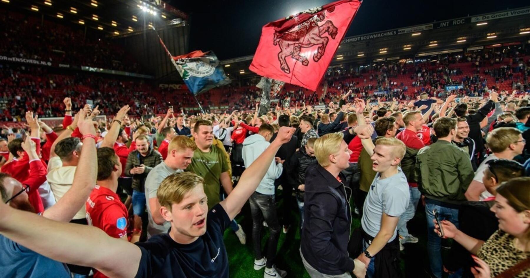VIDEO | Bizarre taferelen: duizenden FC Twente-fans… | Voetbalnieuws