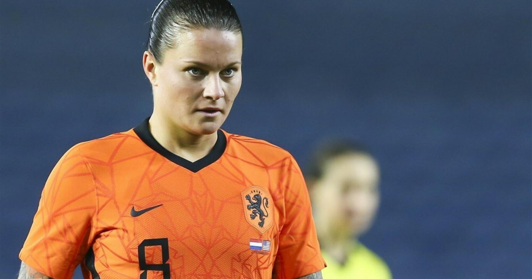 FOTO | Spitse neemt met mooie prijs afscheid… | Vrouwenvoetbalnieuws