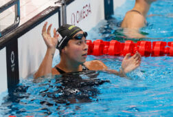 Aangedrukte Samilla zonder beha in zwembad: "Free the… | KantinePraat