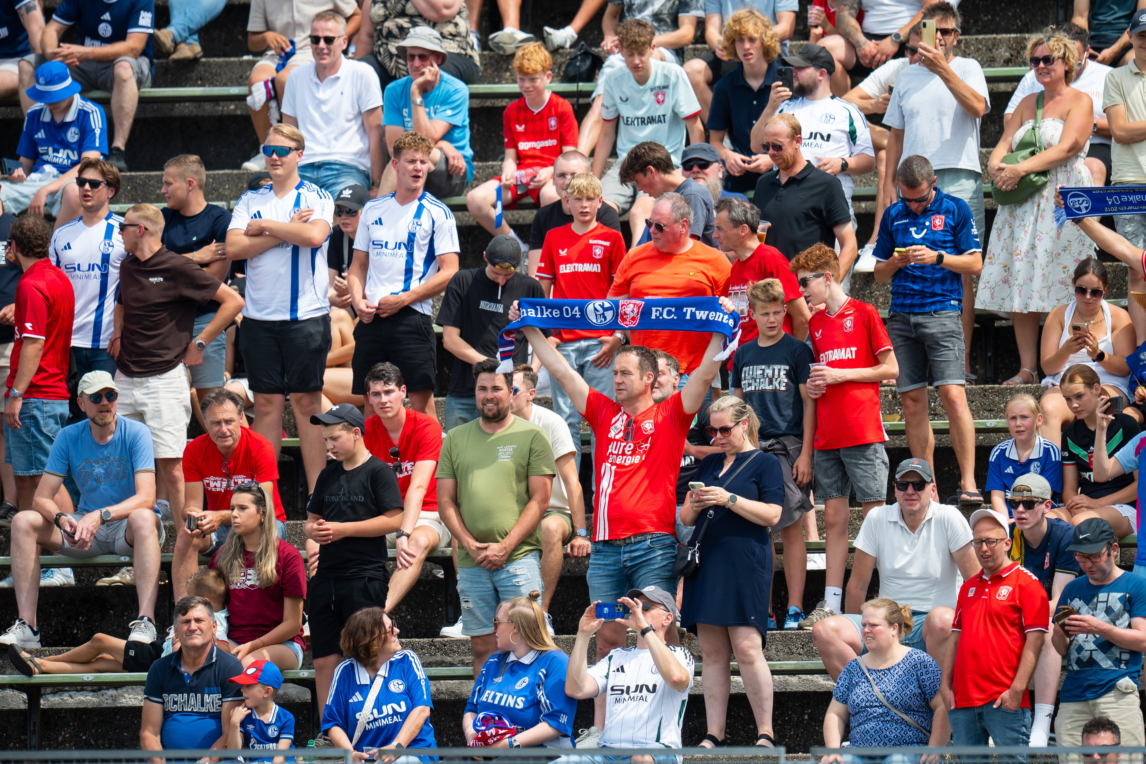 FC Twente- en Schalke-fans samen in de bus: "Een… | Twentefans.nl